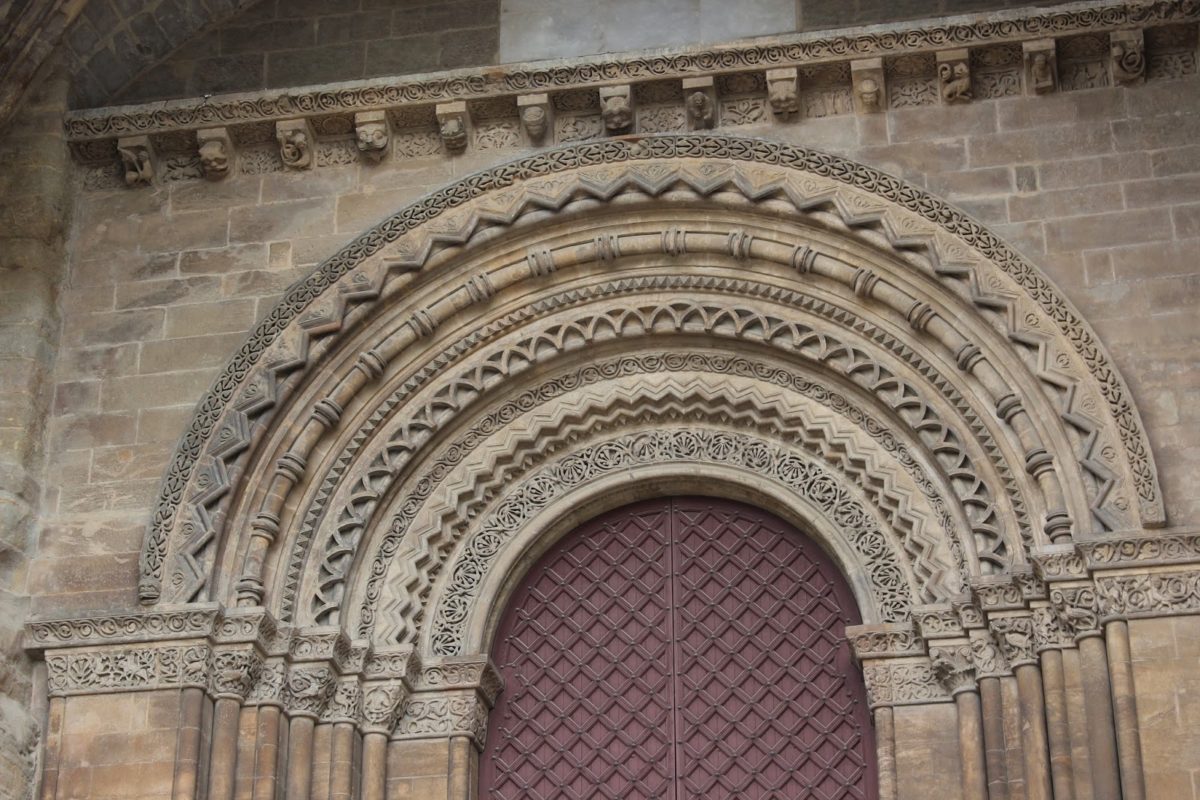 ARQUITECTURA ROMÁNICA Y SUS CONSTRUCCIONES RELIGIOSAS EN LA EDAD MEDIA