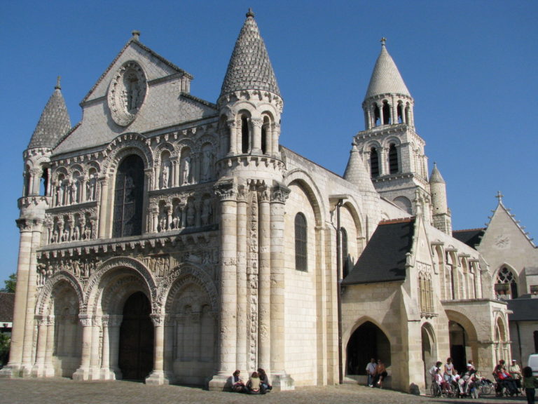 ARQUITECTURA ROMÁNICA Y SUS CONSTRUCCIONES RELIGIOSAS EN LA EDAD MEDIA