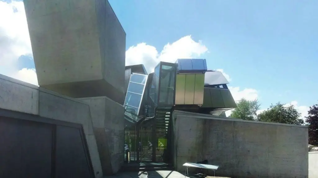 ARQUITECTURA DECONSTRUCTIVISTA, MOVIMIENTO NACIDO EN LA DÉCADA DEL 80